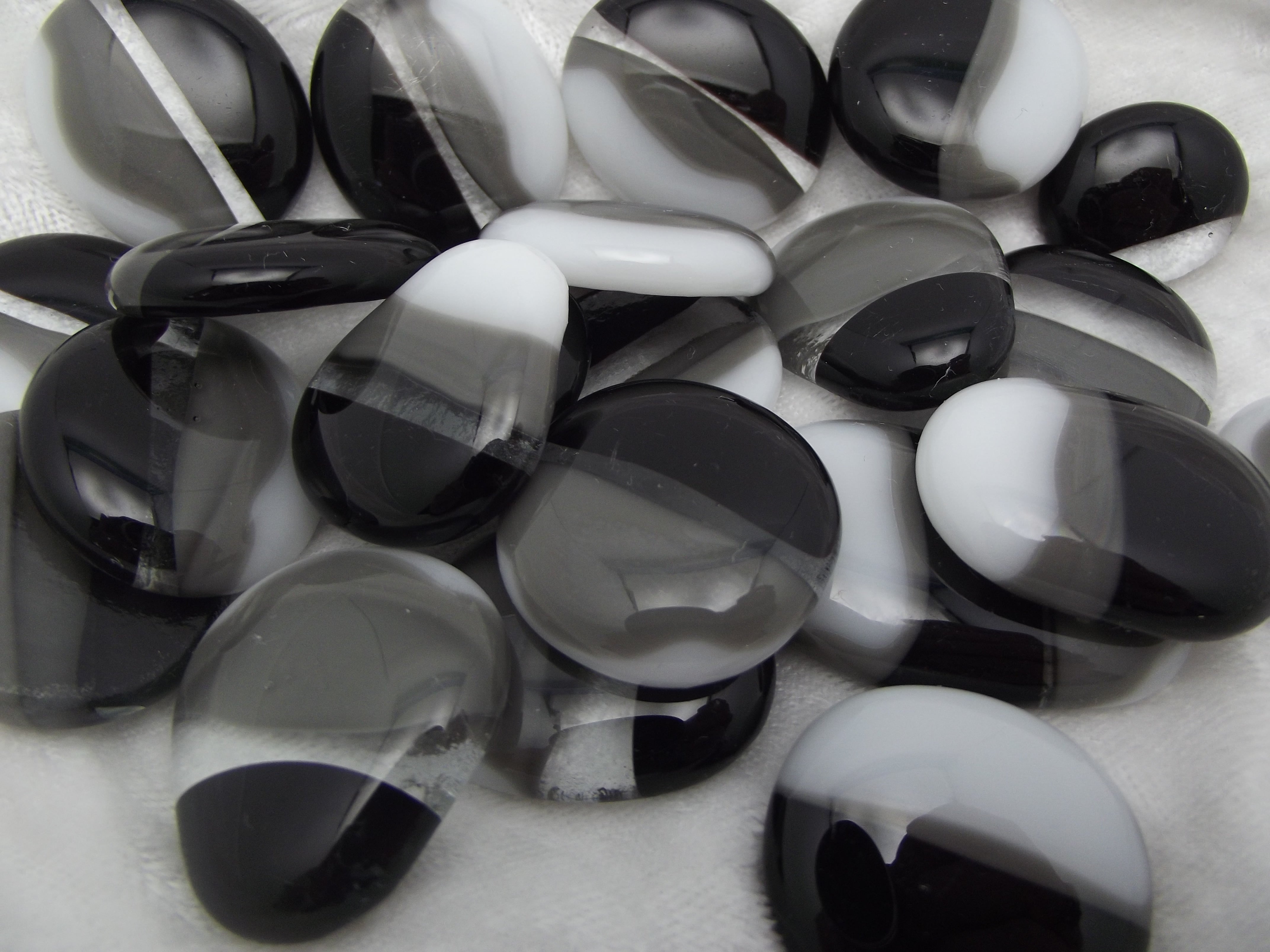 Quick Tips: Monochrome Mini Puddles – Rocky Mountain Glass Crafts
